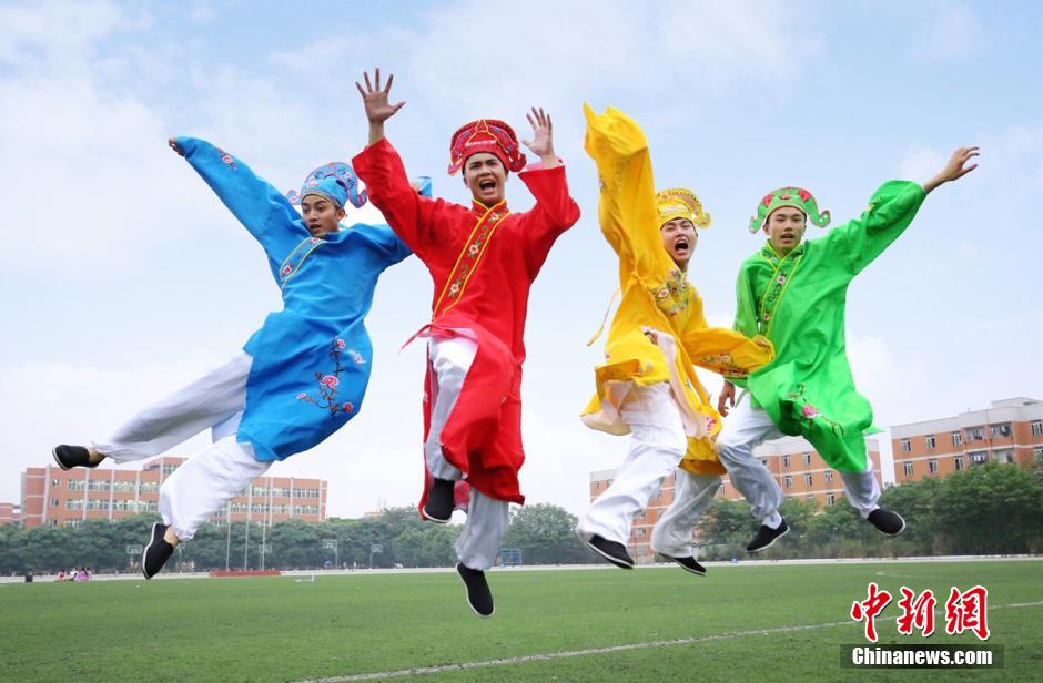 Graduation Photos Celebrating Youth | Study In China