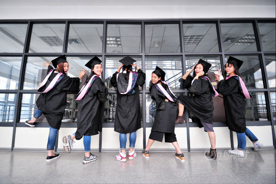 Graduation Photos Capture the Beauty of Youth and Creativity | Study In ...
